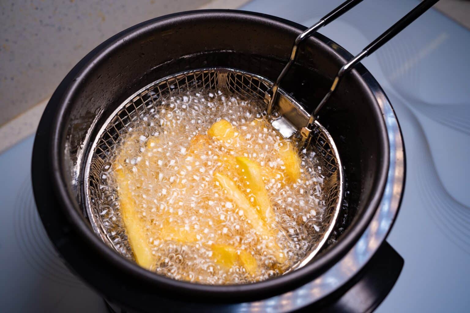 Ne jetez plus votre huile de friteuse : découvrez comment la recycler ...